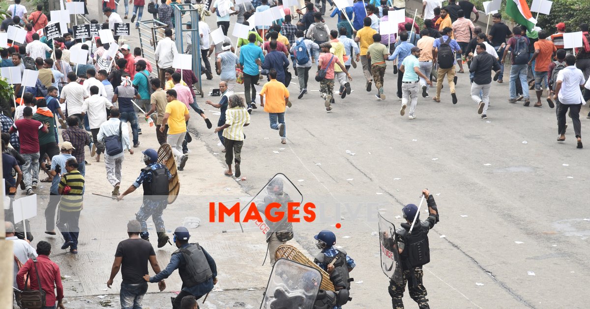 ImagesLive - Riot Against Police After Doctor Studen Crime
